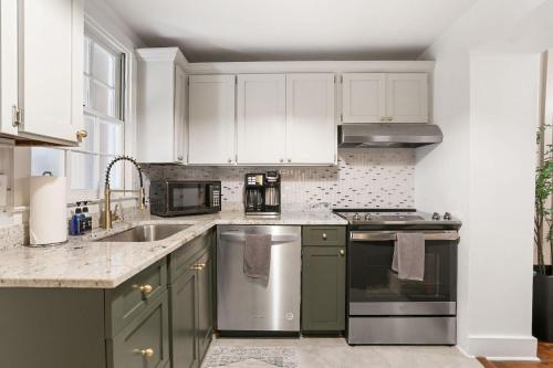 Cozy & Historic Garden Level Downtown Apt - Savannah, GA