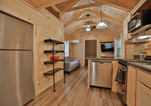 Lena Cabin Wooded Tiny Cabin - Hot Tub - Signal Mountain, TN