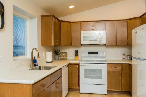 Studio Luxe - 1br-1ba - Private Patio & Grill - Burbank, OH