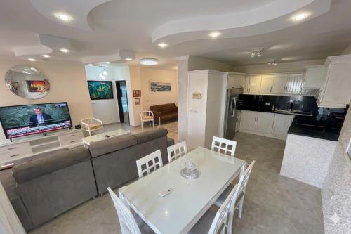 Lovely 3 Bdr With Sea View And Private Rooftop Area, Free Pool & Wild Beach Access - 沙姆沙伊赫