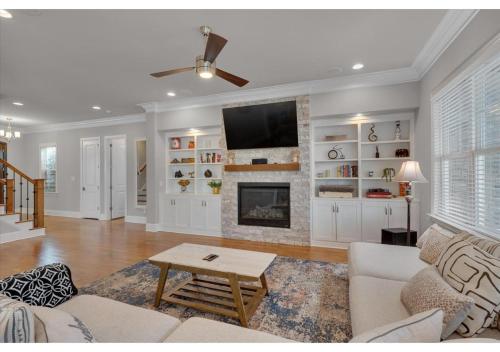 Family Friendly Home Near Duke - Huge Yard, Movie & Game Room - Chapel Hill, NC
