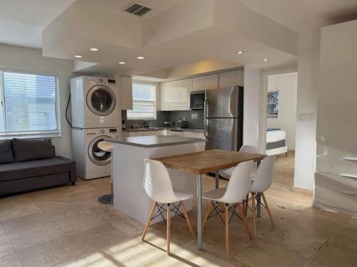 Bright 2br Coastal Suite Apt22 - Pompano Beach, FL