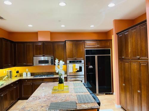 Luxury And Unique 3300 Sq Ft Home Quiet Neighborhood - Apple Valley, CA