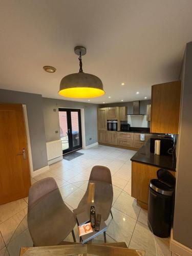 #100 Comfortable 4-bed House In Rugby - Sleeps 8 - Perfect For Contractors And Families - Free Parki - Rugby