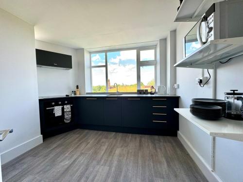 #141 Coastal Apartment Bournemouth Beach - Sleeps 10 - Perfect For Contractors And Families - Poole