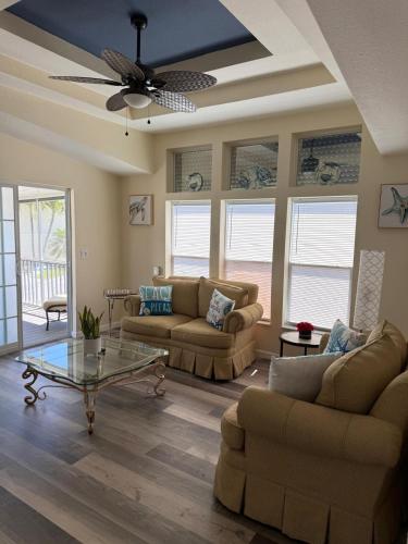 Fort Myers Palms Resort Retreat - Fort Myers, FL