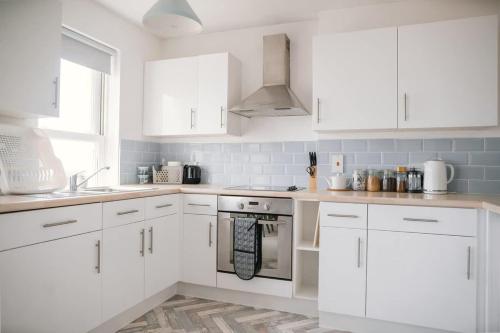 Barry Island Beachfront Apartment - Stunning Bay Views And Private Parking - Barry