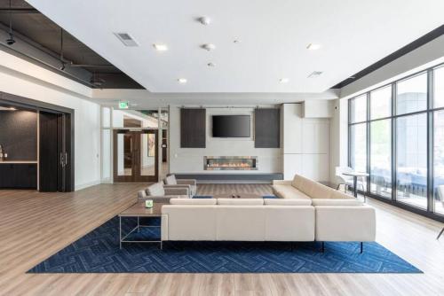 East Side Luxury 1br Apt - Near Brady St With Balcony And Lounge - Sleeps 4 - Milwaukee