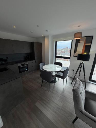 Spacious 2 Bedroom Apartment With Balcony Near Mediacity Uk - Salford