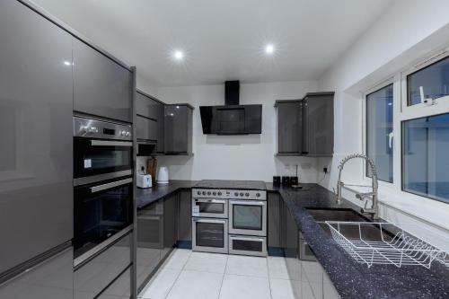 Modern 3 Bedroom House In Peterborough Pe3 With Garden & Free Parking Near City Hospital Perfect For - Peterborough, Royaume-Uni