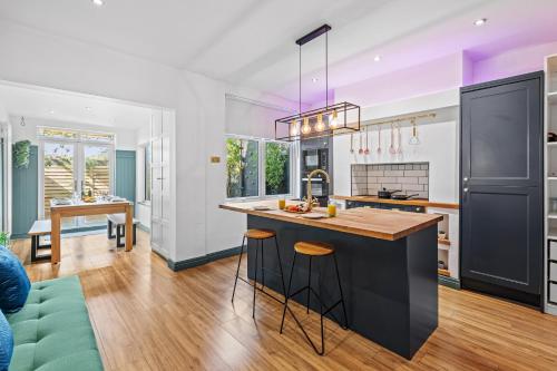 Luxury 3 Br Home With Fast Wifi And Pool Table - Leigh Sports Village