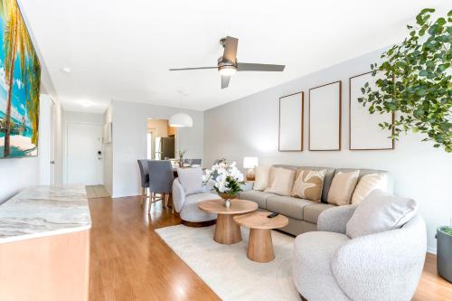 Minimalist Haven Naples - Walk To Beach & 5th Ave - Naples Beach, FL