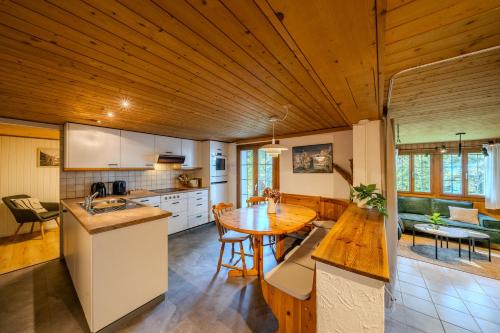 Peaceful Alpine Hideaway - Hot Tub & Terrace - Brienz