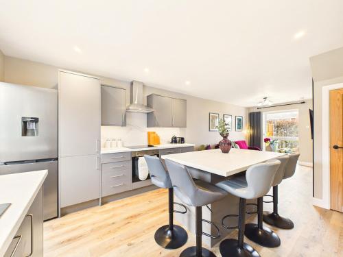 New Lincoln Lodge By Signature Stays, Modern, Parking, 5-bed - Tewkesbury
