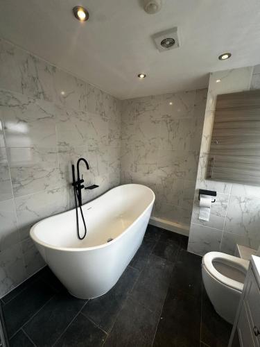 River Home Next To Town, Railstation With Parking Options - Reading