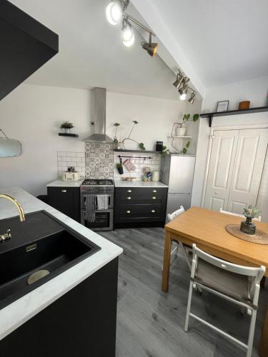 Hoole House- Recently Decorated, Bright And Modern 2 Bedroom House, Close To Chester Train Station A - 切斯特