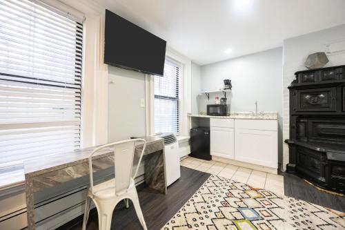 Centrally Located Stay In Boston's Bay - Wellesley, MA