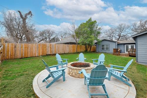 Walk To At&t Stadium! Dream City Retreat 3br2ba Wfirepit & Modern Comforts - Arlington, TX