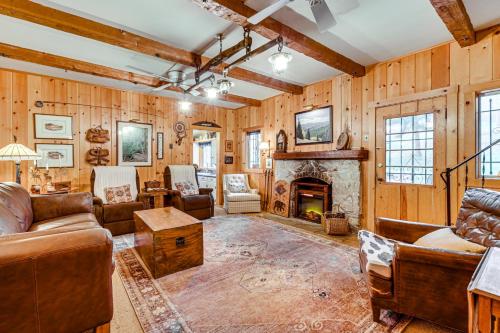 Gateway To Sequoia Nat’l! Rustic Cabin W/ Patio - Camp Nelson, CA