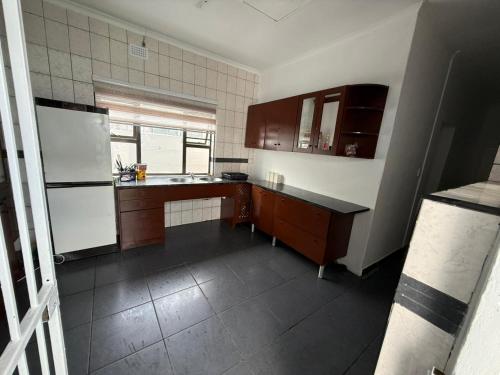 Black & White Guest House - Le Cap