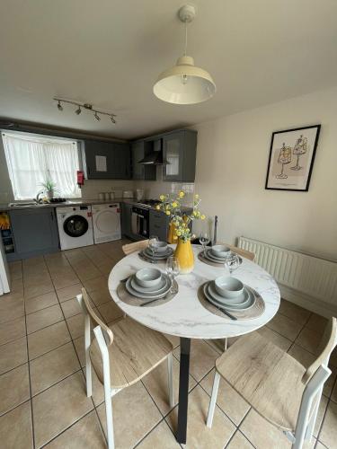 Rosebay Gardens, Cheltenham - Delightful, Charming And Very Spacious 4br Retreat - Cheltenham