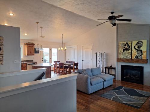 Spacious 5br Home With Yard & Basement Lounge - Idaho Falls, ID