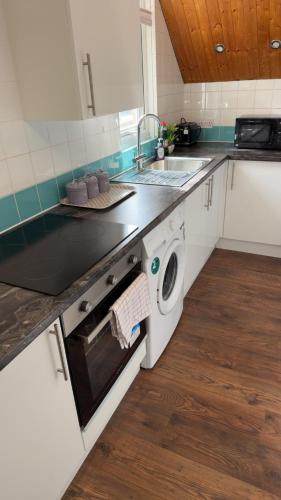 Two-bedroom House With A Workspace In Basildon - Basildon