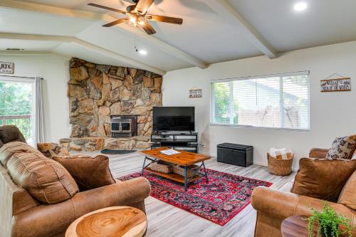 Furnished Deck & Fire Pit: Sherwood Forest Cabin - Brentwood Lake, Twain Harte