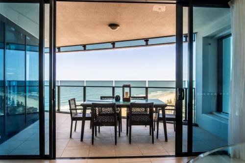 Peppers Soul Beachfront 3-bedroom Ocean View - Surfers Paradise