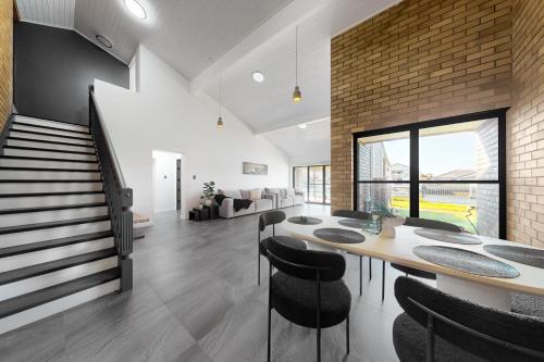 Waterfront Stay In Newport With Commercial Kitchen - Redcliffe