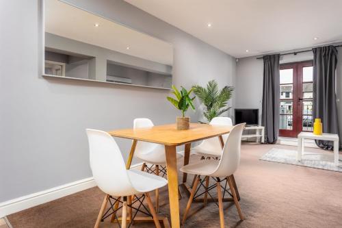 Elliot Suite No3 - Donnini Apartments - Ayr, UK