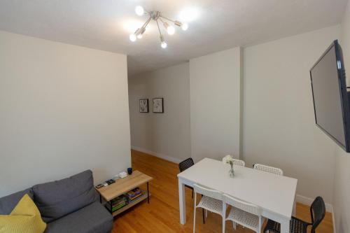 Your Home Base, Cozy 2br - Brookline, MA