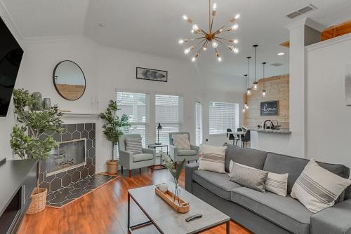 Elegant 5br Retreat W Private Pool & Game Room - 梅斯基特