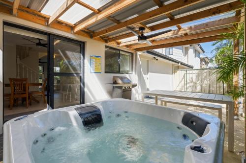 Hawks Nest Hideaway | Spa, Bbq, Bikes & Pool Table - Hawks Nest
