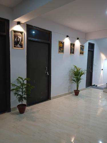 La Vie Livings Only For Female - Noida