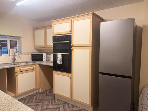 Ivy House - 3-bed, Sleeps 4, Parking, Wifi, Contractors - Telford