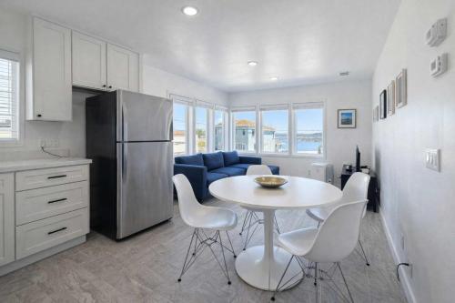 New Top Floor Bayview Apt Steps To Bay & Boardwalk - San Diego, CA