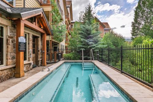 Luxe Breck Escape - 2br & 2ba With Pool, Hot Tubs & Walk To Downtown - 브레켄리지