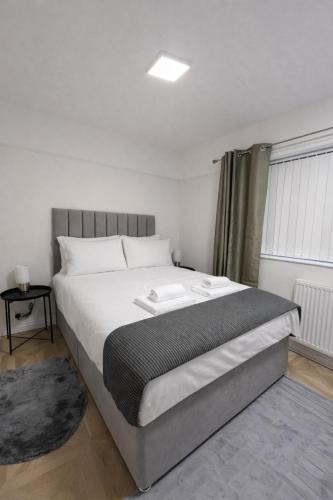 Spacious & Modern 2br Flat In Bury Town Centre - Bury