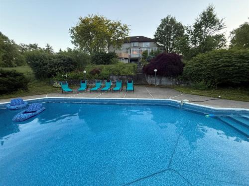 Pool, Fire Pit Bedroom & Alaska King Sleeps 16 - Goshen, NY