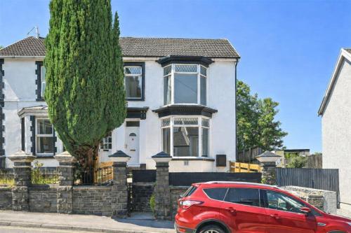 Valley Trail Retreat 5 Bedroom House, Sleeps 8 - South Wales