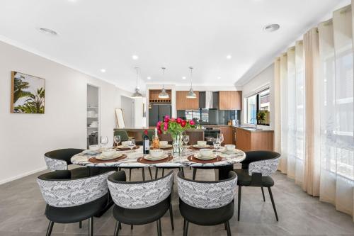 Park-fronted Luxury Grand Family House With Free Gym, Heated Pool And Spa! - Werribee