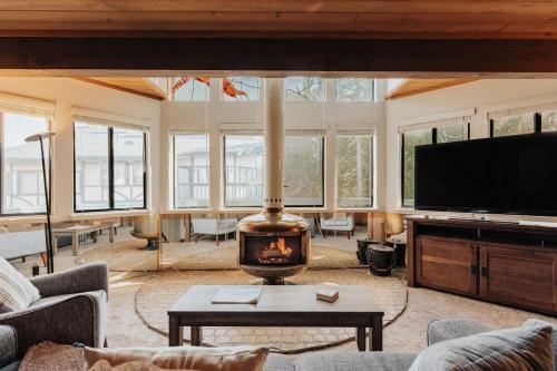 Golden Hour - Jacuzzi, Sauna, Pool, Tennis, Gated - Big Bear Lake, CA