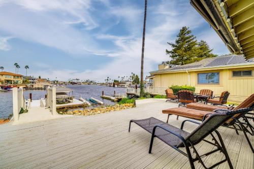 Private Dock + Fire Pit: Discovery Bay Retreat! - 愉景灣