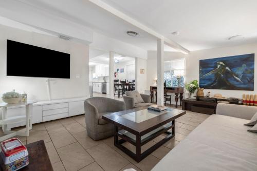 Artful Home Near Design District - Miami