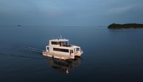 Amore Yacht Ranoh Island Batam - Batam