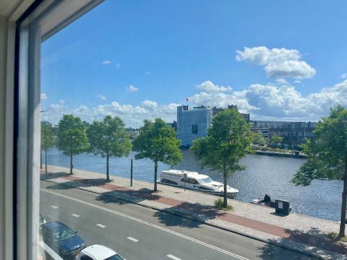 Private Attic Room With Workspace & Water View - Haarlem
