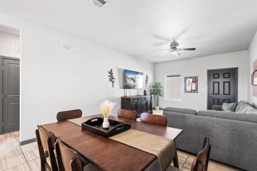Modern 2br 2ba Home King Bed Smart Tvs C - El Paso, TX