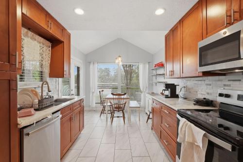 Serene Waterfront Haven Spacious 3br In Newport - Crosby, TX