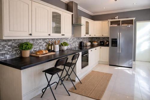 Large 5 Bedroom Home, Town Centre, Bike Park Wales - Merthyr Tydfil
